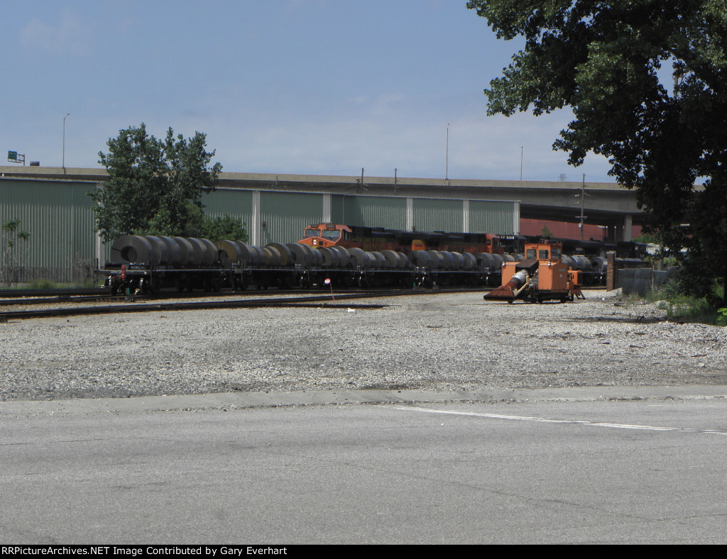 BNSF 5483, BNSF 4490 and NS 8699